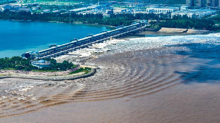 Live: Witness the world's largest tidal bore in Qiantang River - CGTN