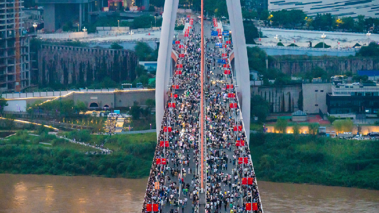 Iconic bridge in Chongqing embraces visitors during ongoing holiday - CGTN