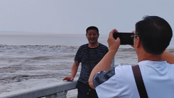 Watching the world-famous Qiantang tidal bore - CGTN