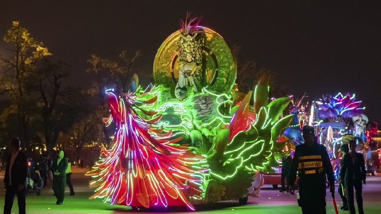 Night float parade shines in Xi'an - CGTN