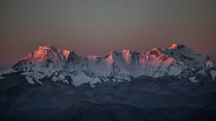Chinese scientists collect rock samples atop Mount Cho Oyu - CGTN