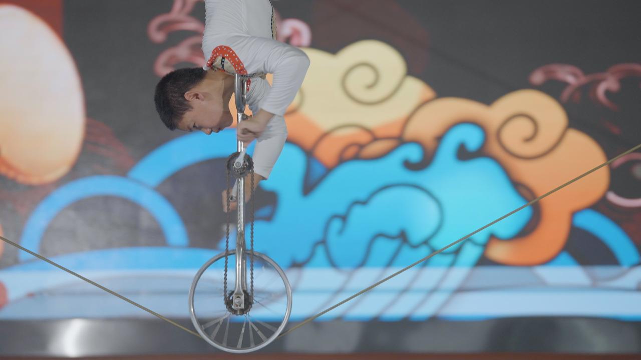 Slack-wire walking young talent - CGTN