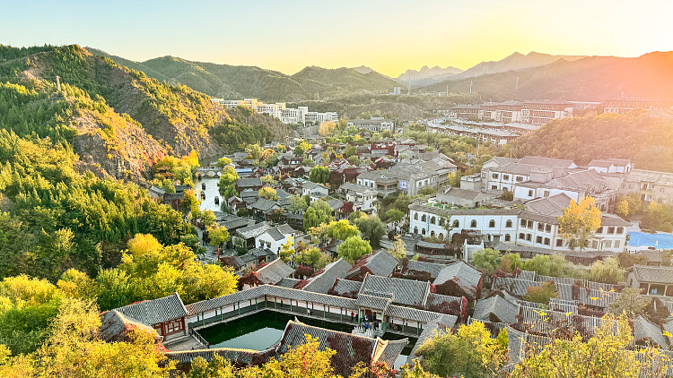 Gubei Water Town ablaze with autumnal hues - CGTN