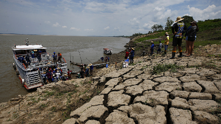 In the Amazon, riverside communities wait in line to receive water - CGTN