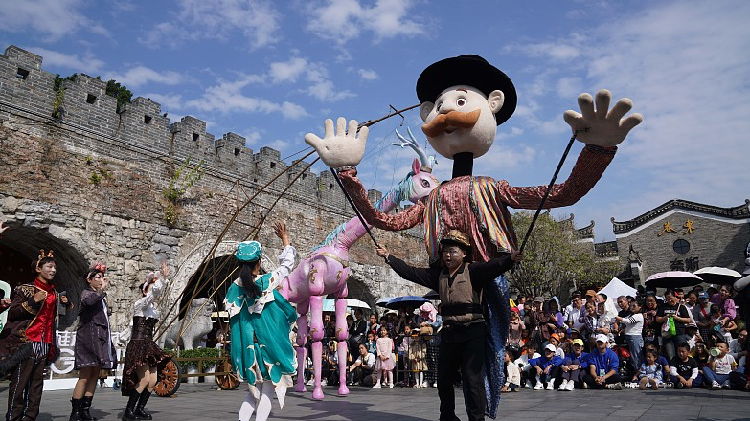 Giant puppets showcase ancient stories in Guilin - CGTN