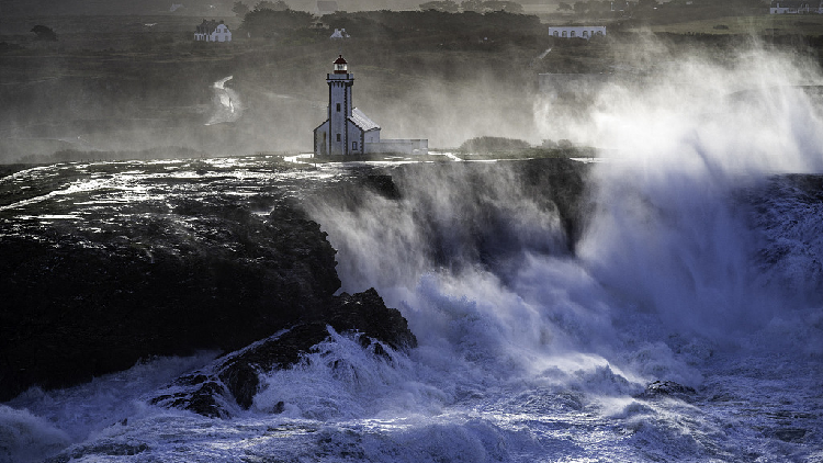 Storm Ciaran kills seven, lashes Europe with strong winds and rain - CGTN