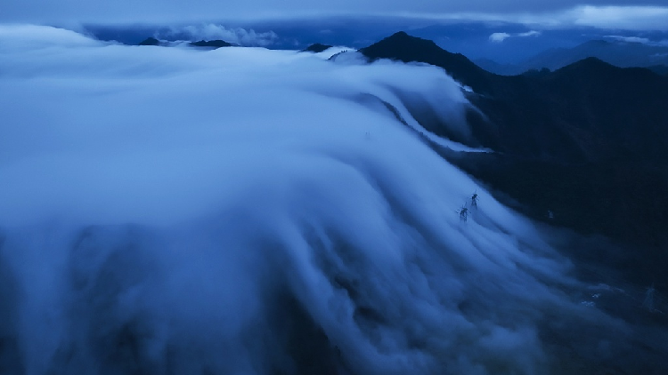 Spectacular 'waterfall clouds' phenomenon in Sichuan Province - CGTN