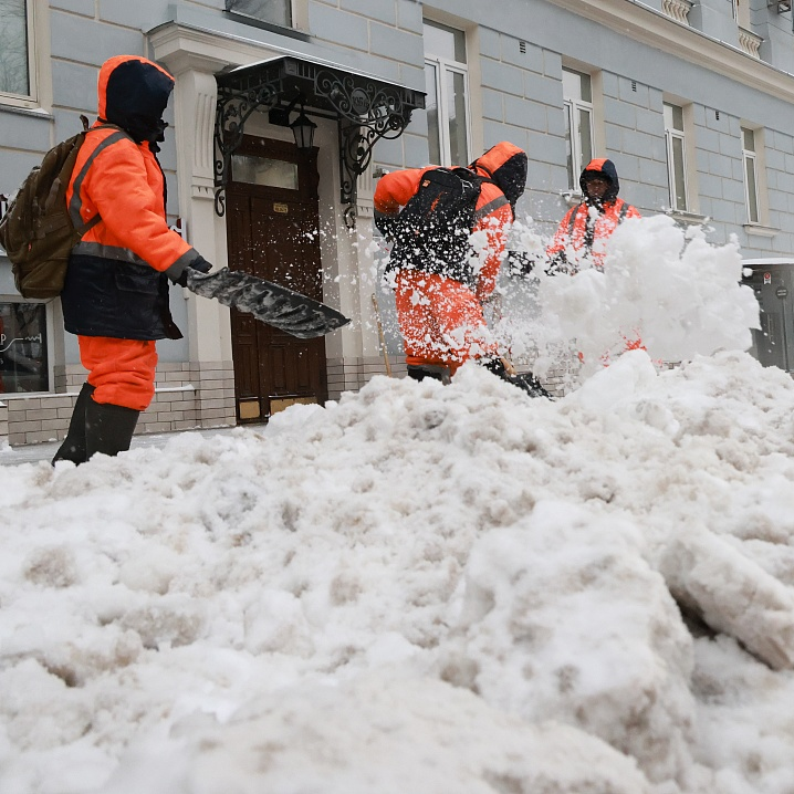 Heavy snowfall hits Moscow, disrupting traffic - CGTN