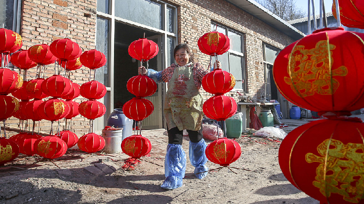 Handmade red lanterns carry auspicious meanings - CGTN