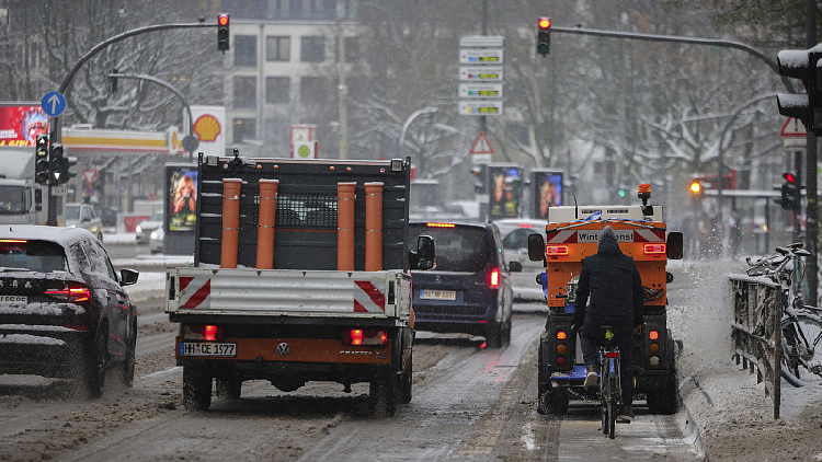 Live: Heavy snowfall paralyses air in southern Germany - CGTN