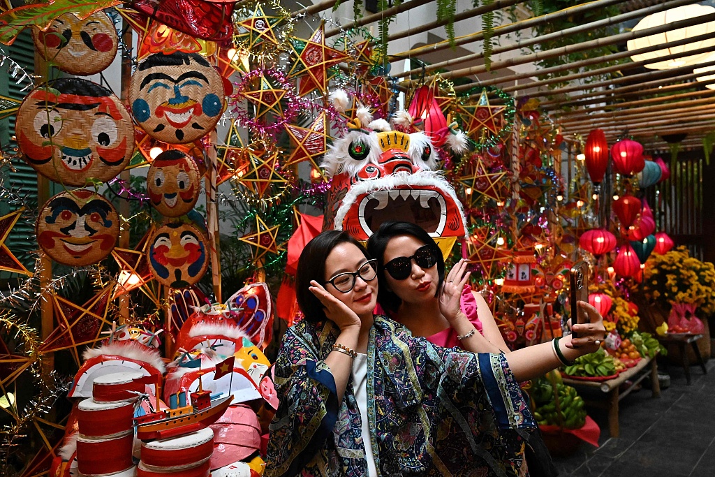 Mid Autumn Festival In China Mid Autumn Festival — Chinese