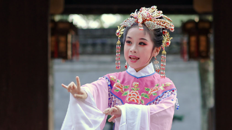 Huang Xinru, a rising star in Yueju Opera - CGTN