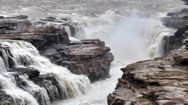Magnificent Hukou Waterfall wows tourists in winter - CGTN