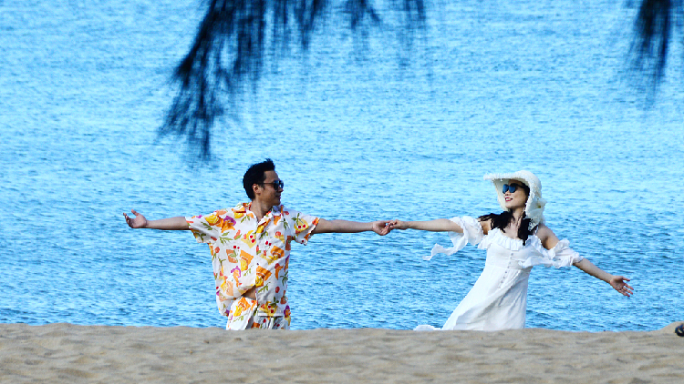 Hainan's tropical allure draws crowds as China gripped by winter chill - CGTN