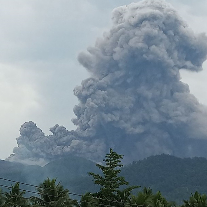 Dukono volcano in Indonesia erupts, spewing ash 4,000 meters high - CGTN