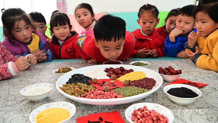 Children celebrate Laba Festival traditions - CGTN