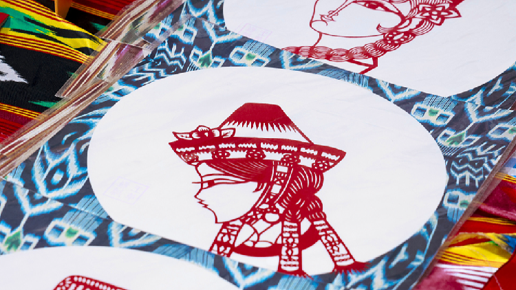 Artisan's paper cuttings depict Xinjiang stories - CGTN