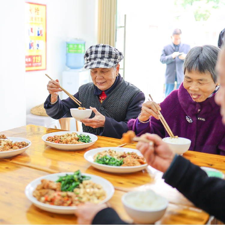 China's community canteens explore ways of staying afloat - CGTN