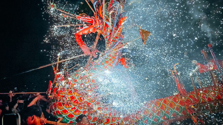 Dazzling fire dragon dance performance lights up skies over Meizhou - CGTN