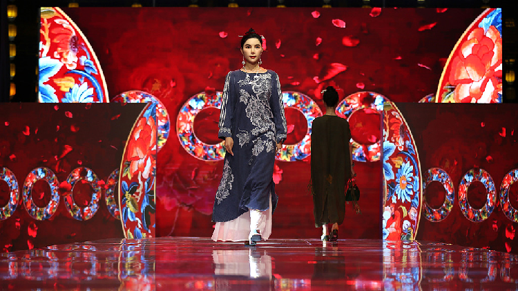Traditional Miao batik takes center stage in Guizhou - CGTN