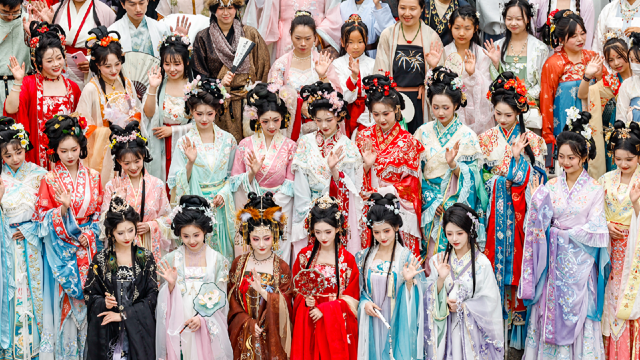 Flower festival features hanfu parades in Wuhan - CGTN