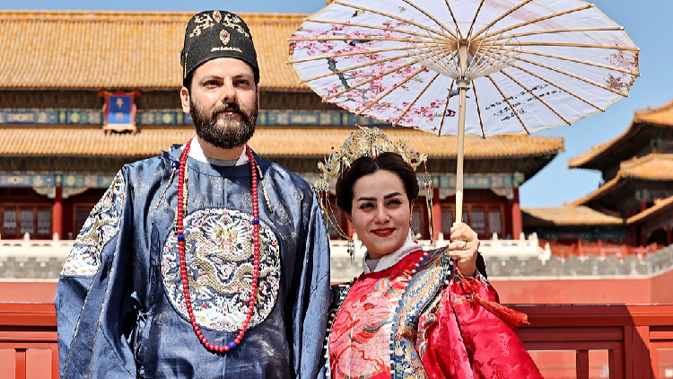 Tourists wear hanfu at the Palace Museum - CGTN