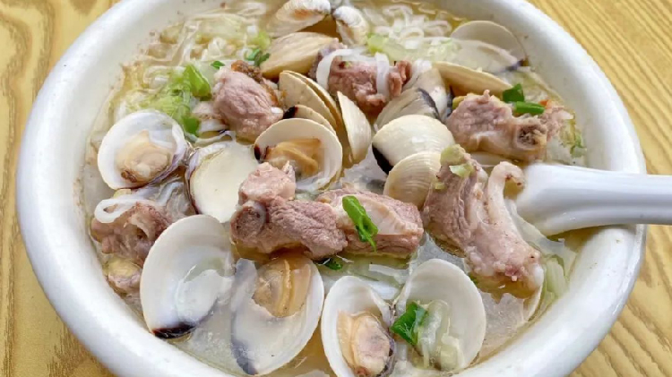 Hainan rice noodles with sea clam soup base - CGTN