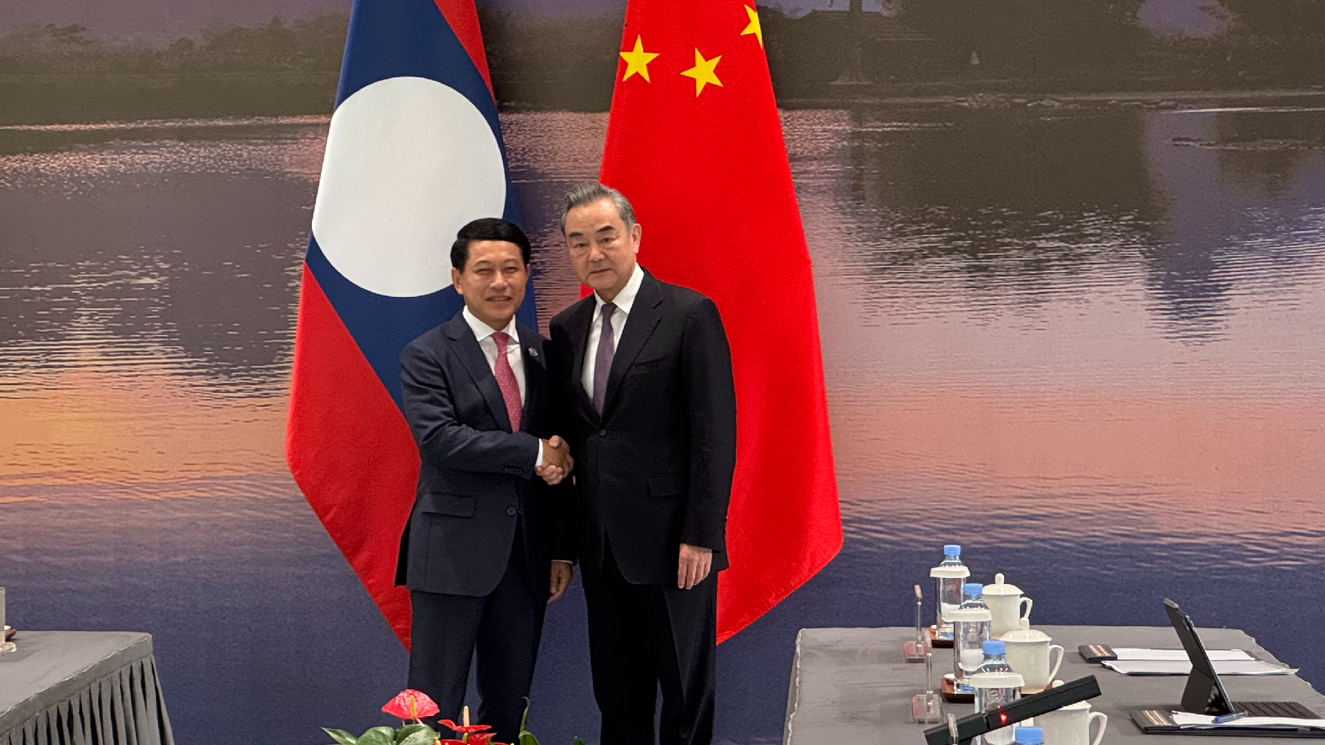 Chinese, Lao foreign ministers hold talks in south China - CGTN