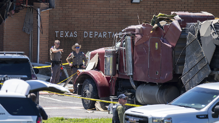 1 killed, 13 injured after semitrailer rams into office in Texas, U.S ...