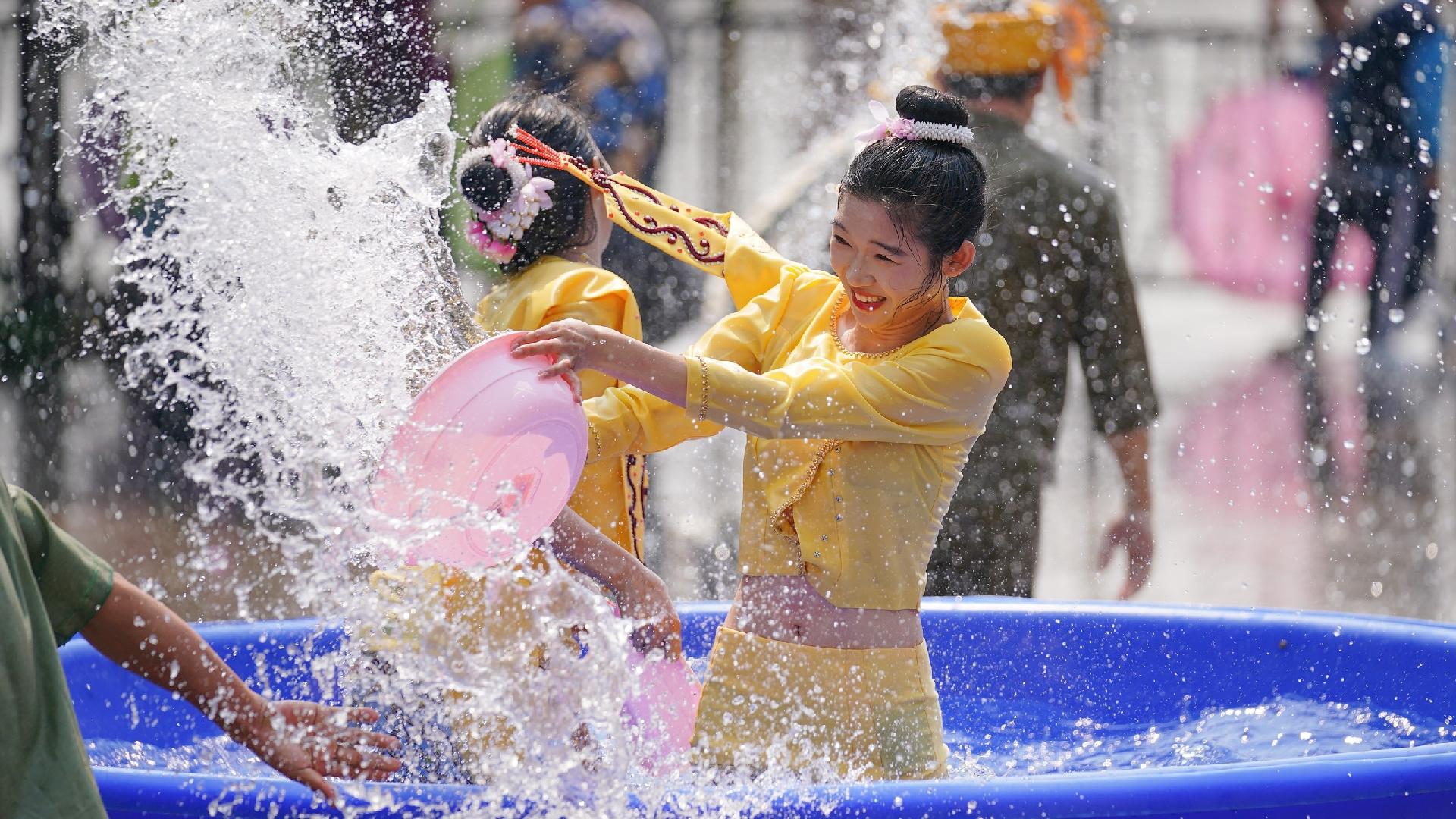 Water-splashing festival celebrated in southwest China - CGTN