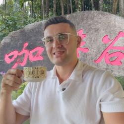 Polish vlogger wanders through Hainan's coffee-scented Xinglong Town - CGTN