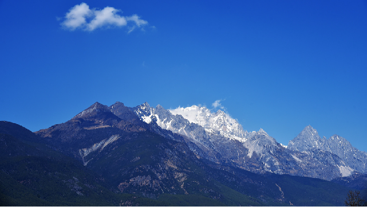 Live: Enjoy the snowy views of Yulong Snow Mountain - CGTN