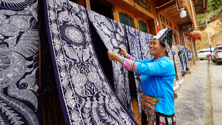 Miao batik enjoys further development in Guizhou - CGTN