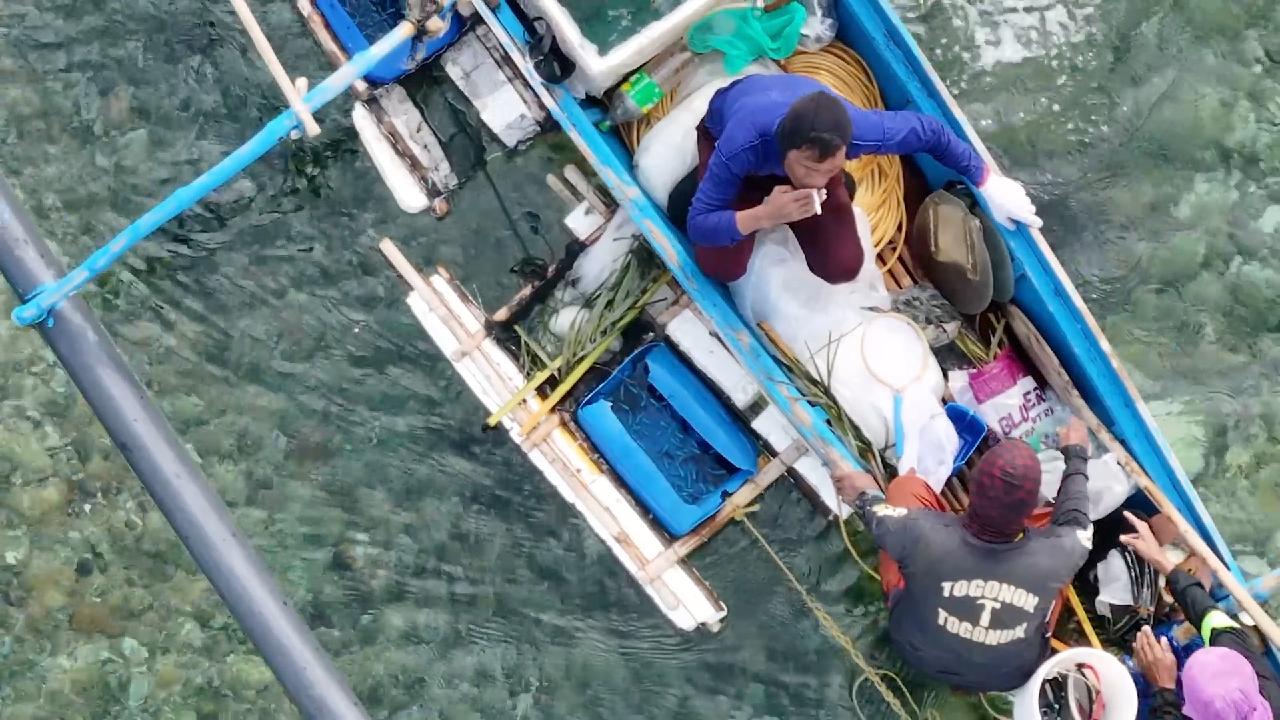 Philippine fishermen caught urinating, spitting in South China Sea - CGTN