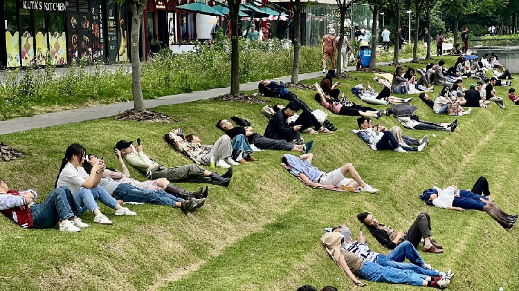 Tiered lawn offers a tranquil oasis for office workers in Shanghai - CGTN