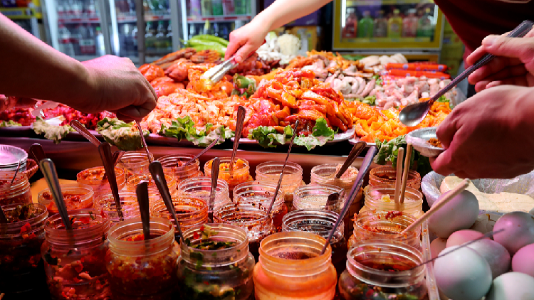 Have a taste of Kunming at Shuangqiao night market - CGTN