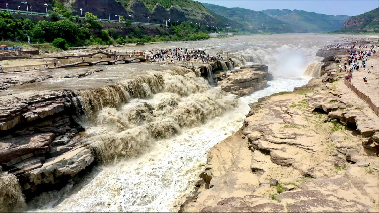 Tourists drawn to roaring Hukou Waterfall in N China - CGTN