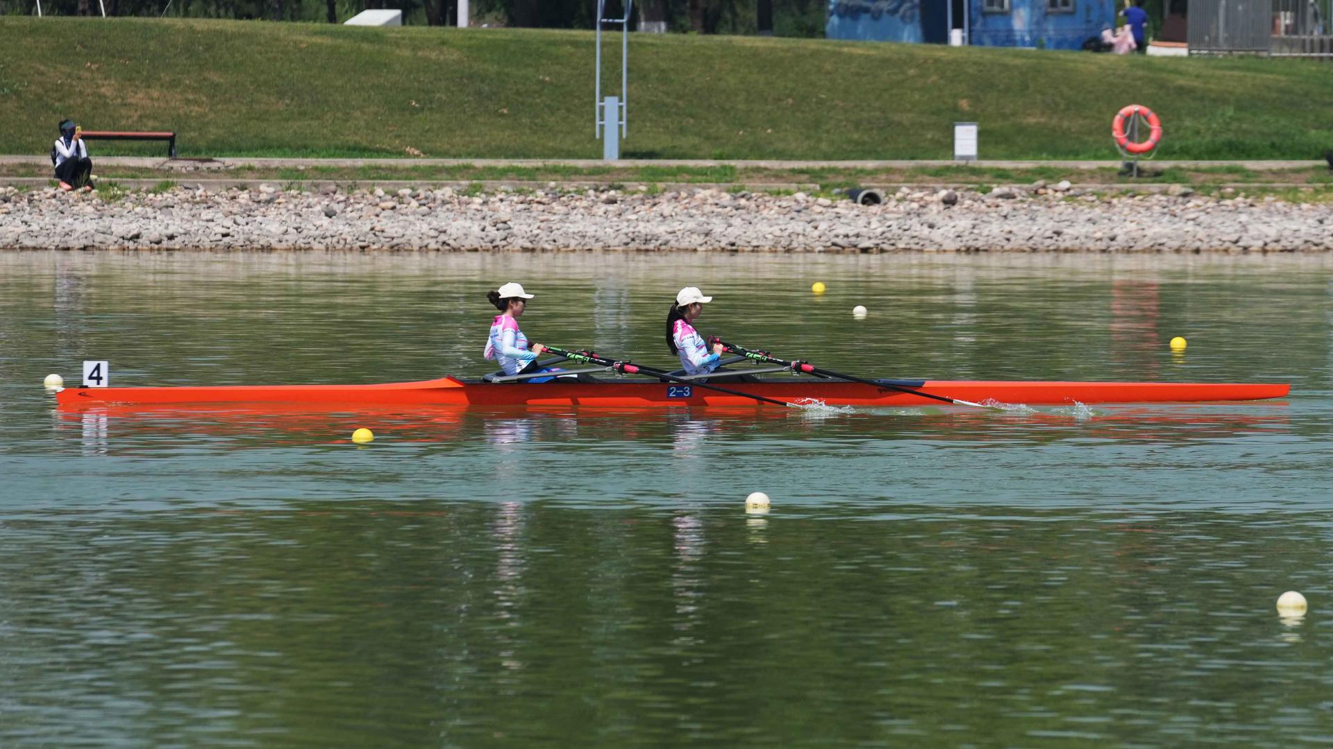 About 500 rowing lovers participate in a rowing event in Beijing - CGTN