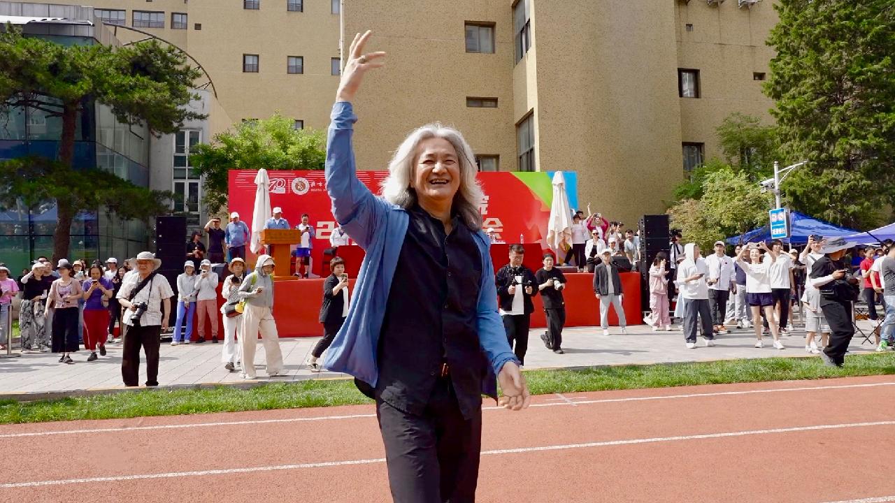 Silver-haired dance professor goes viral - CGTN