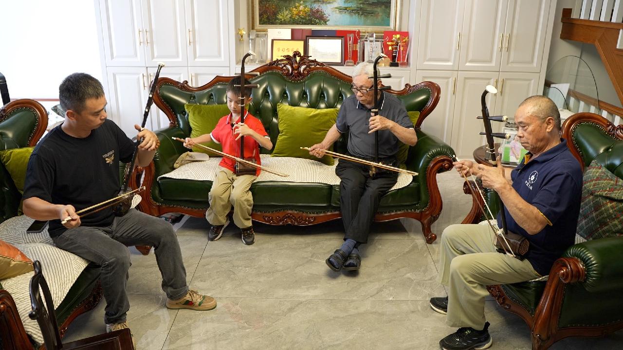 Four generations of erhu enthusiasts in Wuxi - CGTN