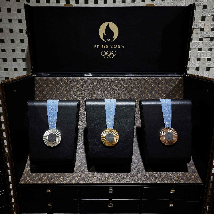 2024 Summer Olympic medals visit CMG's studio in Paris - CGTN