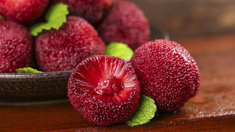 Chinese waxberry growers gear up for global fruit eaters - CGTN