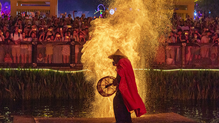Dazzling fire pot performance lights up night sky in Chongqing - CGTN