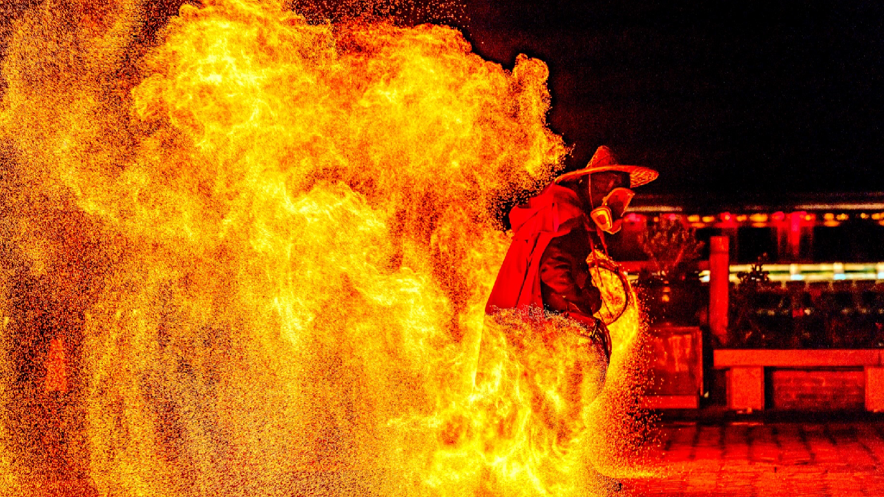 Fire pot performances: A spectacle of sparks and tradition - CGTN