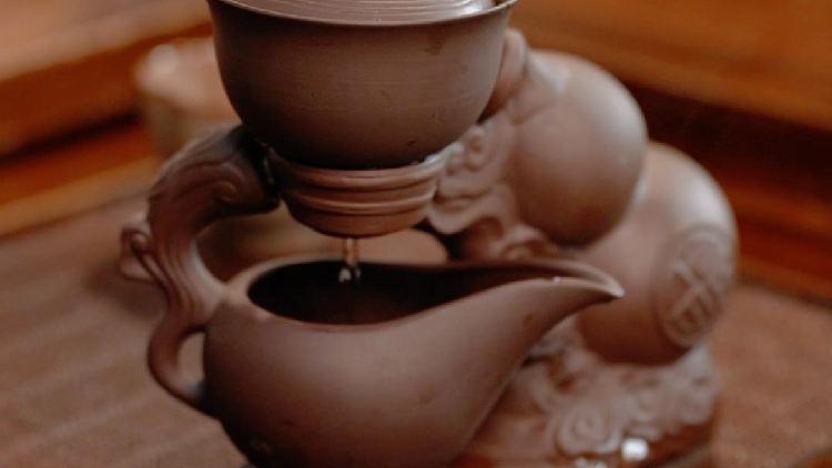Tradition meets innovation: smart purple clay teapot pours by itself - CGTN