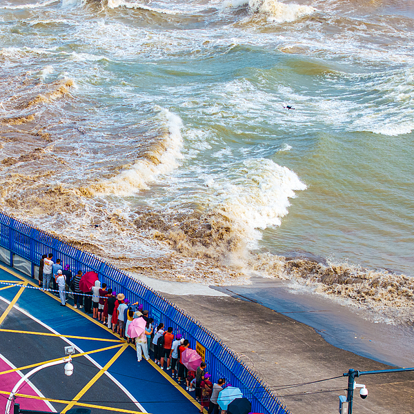 Live: View the world's largest tidal bore in east China's Zhejiang - CGTN