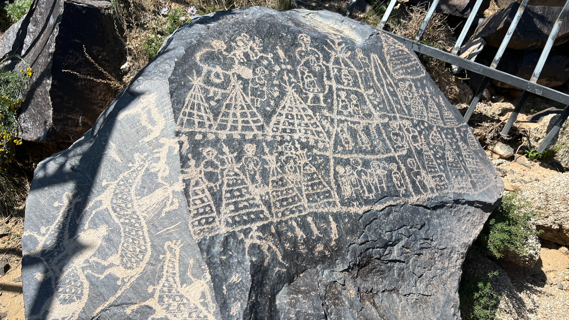 Ancient rock paintings in the Mandela Mountains - Dunlas.com
