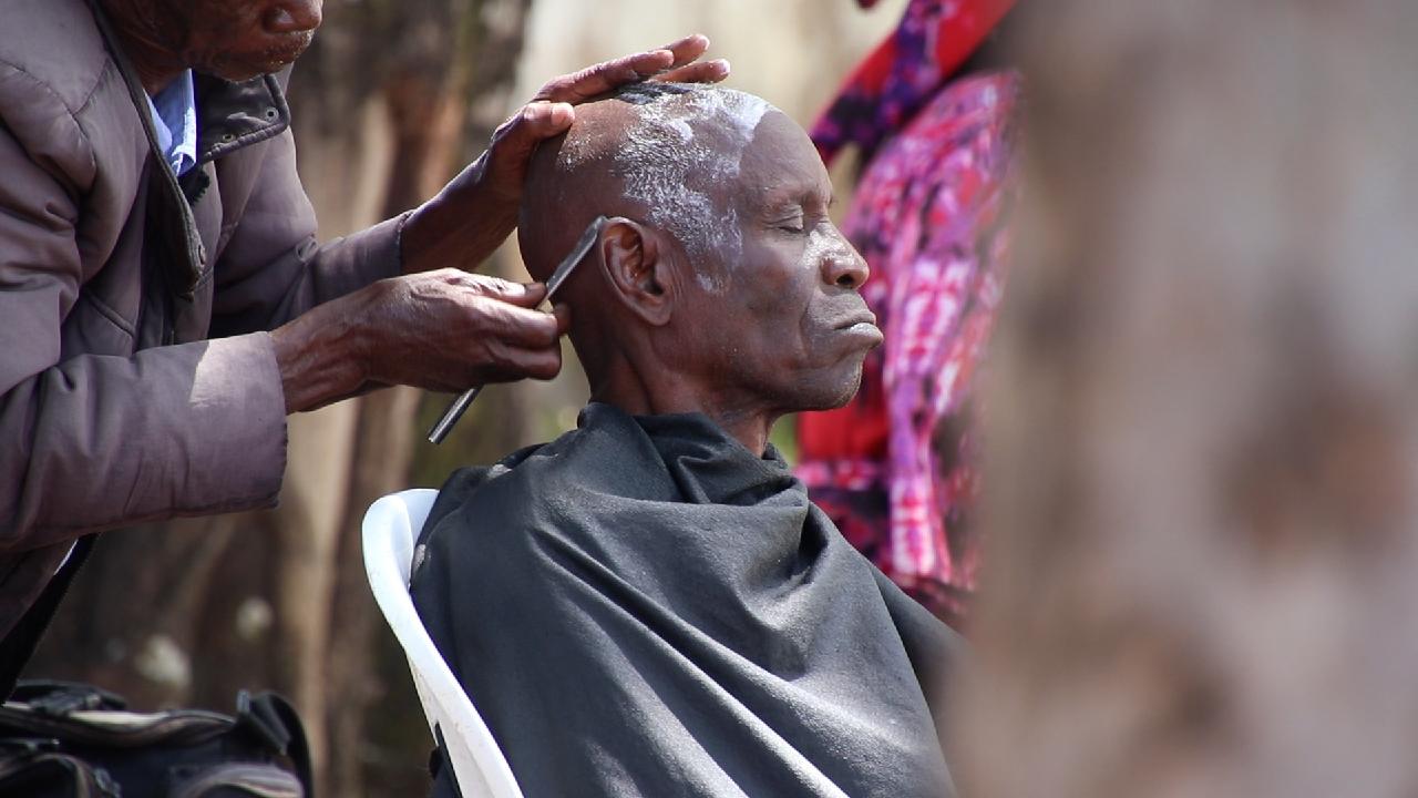 Salon under trees - CGTN