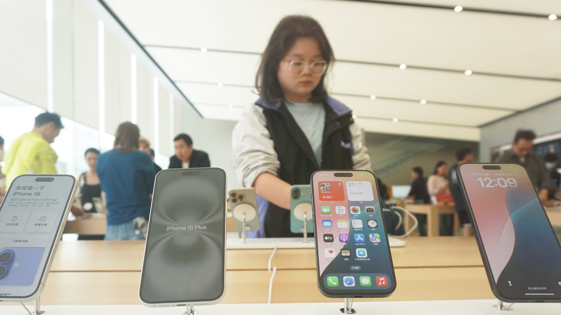 China's industry and IT minister meets Apple CEO Tim Cook - CGTN