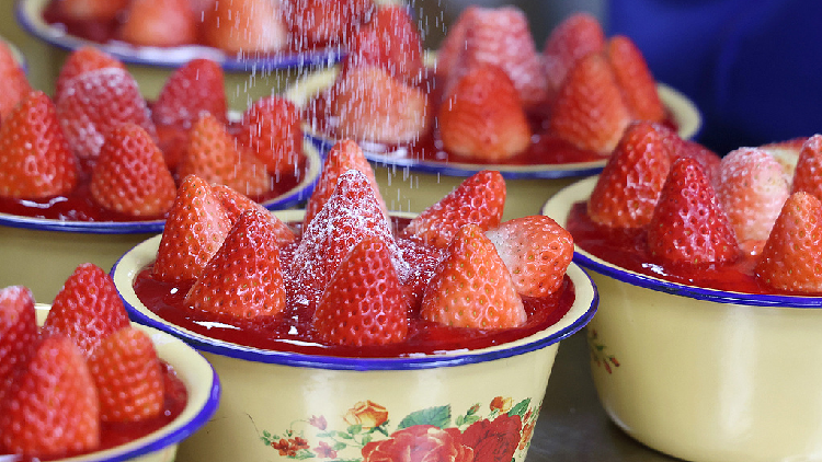 Trending in China: Strawberry cakes in a retro style - CGTN